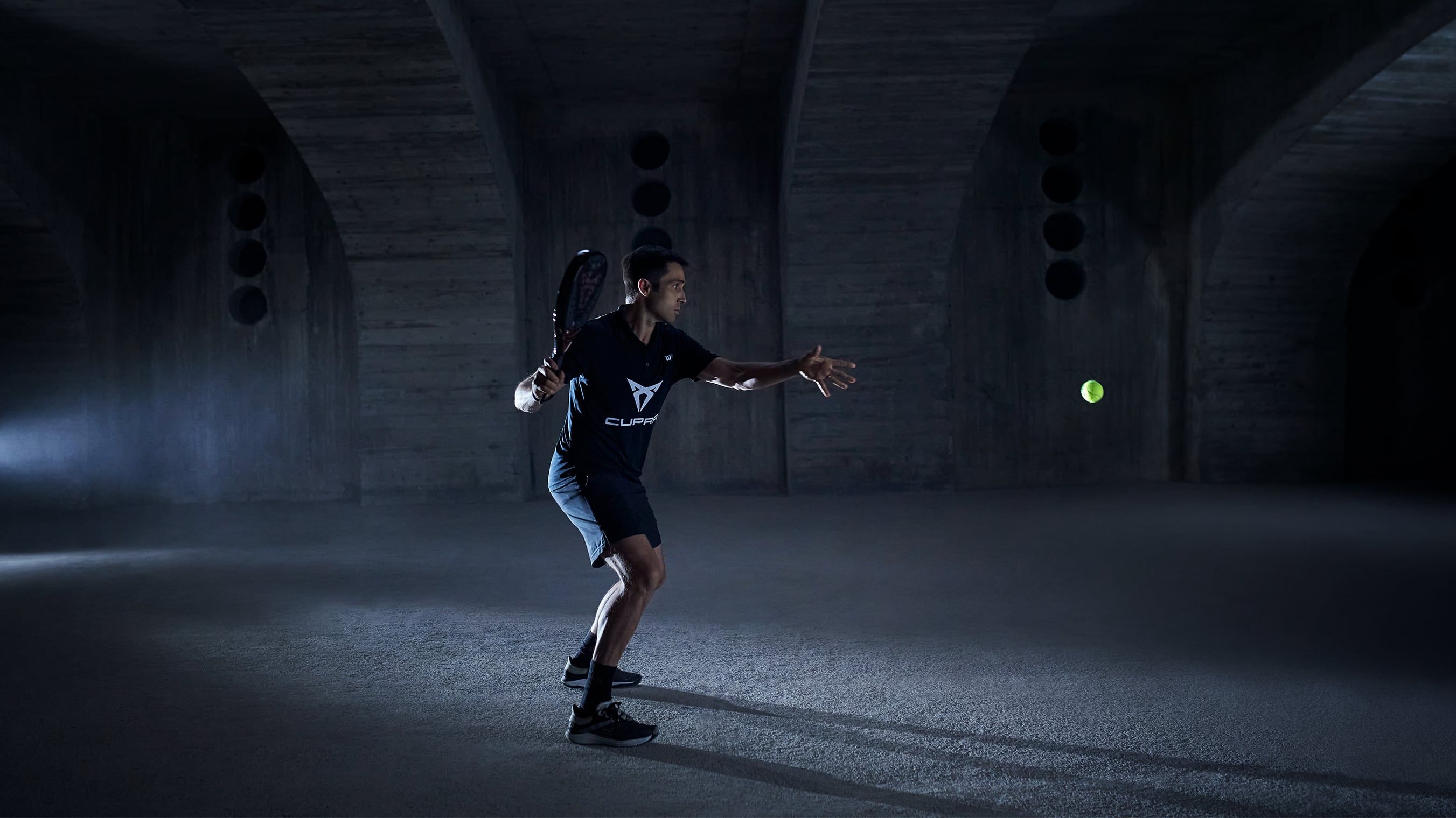 Der Wilson Bela CUPRA Padel-Schläger